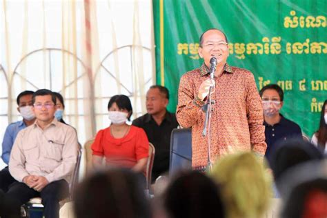 អភិបាលខេត្តកំពត បានអញ្ជើញសំណេះសំណាលជាមួយបងប្អូនកម្មករ កម្មការិនី នៅរោងចក្រឃីមីហ្គាមេន និង