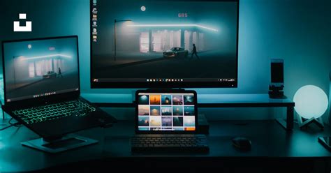 모니터 2대와 노트북이 있는 책상 사진 Unsplash의 무료 자동차 이미지