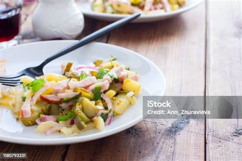 소시지와 절인 오이 수평 복사 공간을 곁들인 전통 독일 감자 샐러드 감자 샐러드에 대한 스톡 사진 및 기타 이미지 감자 샐러드 감자 요리 겨자 Istock