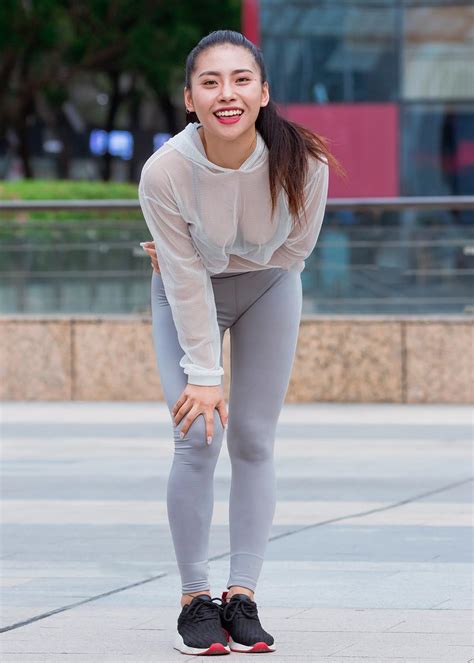 街拍女神 超薄的紧身裤美女 冲你微笑心动吗 紧身裤 美女 女神 新浪新闻