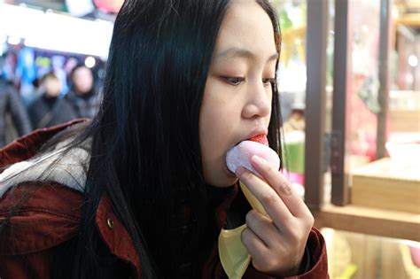 십 대 소녀 먹는 모 지 또는 딸기 디 후 쿠 일본 디저트 일본식 길거리 음식 Dango Dumpling에 대한 스톡 사진 및 기타 이미지 Dango Dumpling