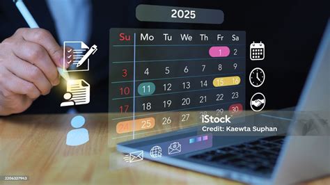2025 년 행사 계획자 시간표 의제 계획 일정 행사 가상 화면에서 계획자를 확인하는 사업가 메모하기 시간 관리 리마인더 약속 캘린더 이벤트 계획 작업 계획 2025년에