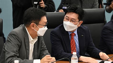 포토 대화 나누는 박진원 Lg엔솔 부사장 정대헌 포스코케미칼 부사장