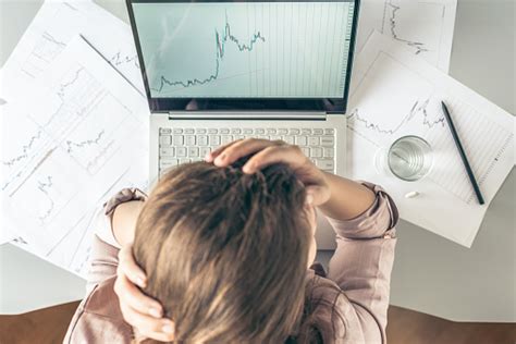 맨 위 보기 종이에 인쇄 된 그래픽과 차트의 배경에 물과 알약 한 잔과 사무실에서 두통 피곤 비즈니스 여성 거래자에 대한 스톡 사진 및 기타 이미지 Istock