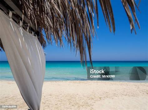 마르사 마트루 이집트 모래 해변과 열대 파란색 청록색과 녹색 색상놀라운 바다 편안한 맥락 멋진 휴일 지중해 북아프리카 깨끗하고 깨끗한 바다 경관에 대한 스톡 사진 및 기타