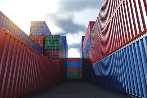 컨테이너 지점에서 임시 보관 적재 하역 및 분류를 위한 적재된 화물 표준 컨테이너의 창고 하늘을 배경으로 맑은 화창한 날에 전문 사이트에 여러 가지 색상의 컨테이너가 많이