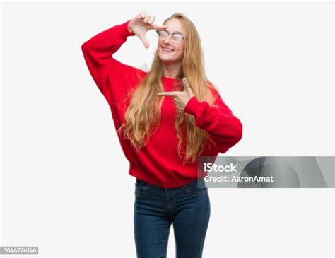 손으로 만드는 프레임 및 행복 한 얼굴로 손가락 웃는 빨간 스웨터를 입고 금발 십 대 여자 창의력과 사진 개념입니다 개념에 대한 스톡 사진 및 기타 이미지 Istock