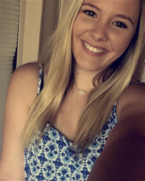 Sexy Sarah And Her Beautiful Smile Scrolller