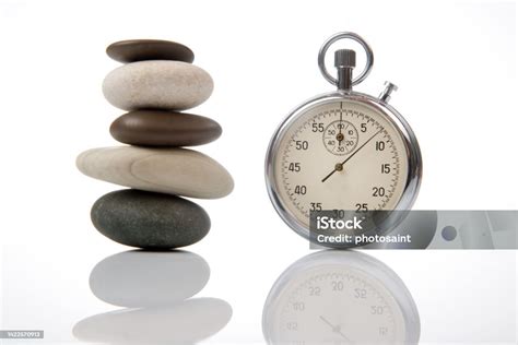 균형 잡힌 돌의 피라미드와 흰색 배경에 기계식 스톱워치 시간 부분 정밀도 시계로 속도 간격 측정 경쟁에 대한 스톡 사진 및 기타 이미지 Istock