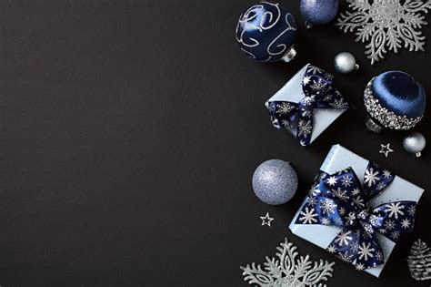 파란색과 은색 장식품 무늬가 있는 선물 상자 어두운 배경에 눈송이가 있는 우아한 크리스마스 크리스마스 장식 플랫 레이 평면도 복사 공간 플랫 레이에 대한 스톡 사진 및 기타