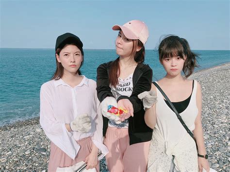 葉芸希 小鼻 今天和姐們一起淨灘🌊 照片是我們撿到一堆破掉的小氣球 才發現真的什麼垃圾都有⋯但最多的還是塑料品！