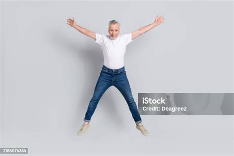 회색 파스텔 색상 배경에 고립 된 재미를 가지며 매력적인 쾌활한 미친 행운의 남자가 점프하는 전체 길이 신체 크기보기 65 69세에 대한 스톡 사진 및 기타 이미지 Istock