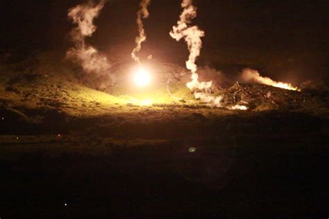 照明彈、砲火齊發！三軍聯訓基地實彈操演 旺盛火力震撼夜空 政治 中時新聞網