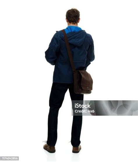 전체 길이한 남자만옆으로 쳐다보는옆으로 시선뒷모습뒷모습 2029세 성인 잘생긴 사람 갈색 머리짧은 머리 백인 남성젊은 남성 흰색 배경시원한 태도들고 가방 가방에 대한 스톡