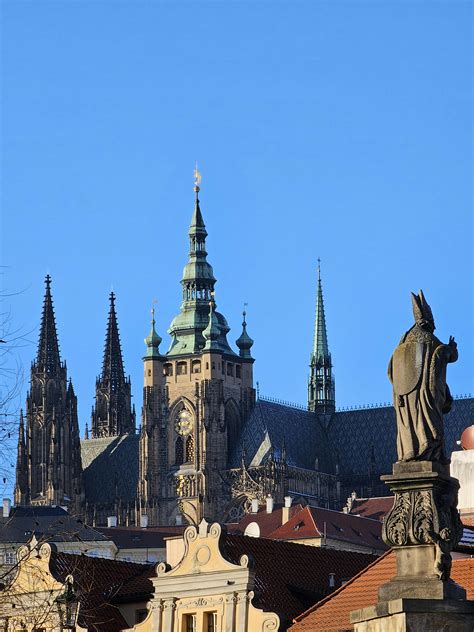가을 건축 고딕 양식의 건축물 고딕 첨탑 관광 관광 명소 관광 사이트 구름 낀 하늘 구시가지 대도시 도시 도시 풍경 랜드마크 문화 문화 유산 빨간