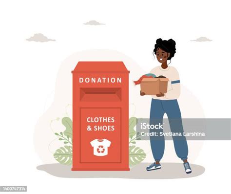 옷 기부 골판지 상자를 가진 아프리카 여성은 재활용 또는 기부를위한 물건을 제공합니다 의류 보관함 또는 재활용 용기 자원 봉사