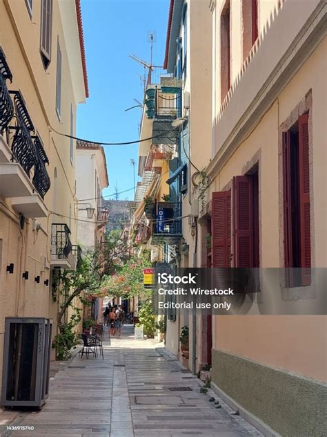 그리스 나프플리오 구시가지의 전형적인 거리의 세로 사진 0명에 대한 스톡 사진 및 기타 이미지 0명 거리 건축 Istock
