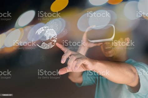이중 노출 가상 현실 고글을 착용 한 남자 야간 도시 Vr 고글 헤드셋과 함께 사용하는 스마트 폰 40 44세에 대한 스톡 사진 및 기타 이미지 Istock