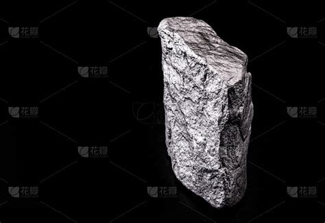 粗糙的钴石，从非洲提取。重型矿山。