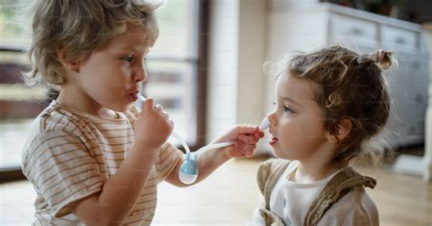 두 명의 어린 아이들 남매가 집에서 실내에서 비강 흡입기를 가지고 놀고 있습니다 사진 Unsplash의 Offspring 이미지