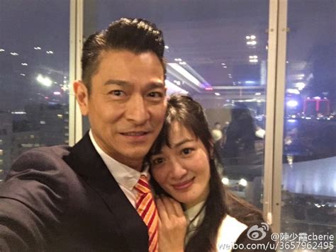 “小师妹”陈少霞合影刘德华 相拥显亲密新浪图片