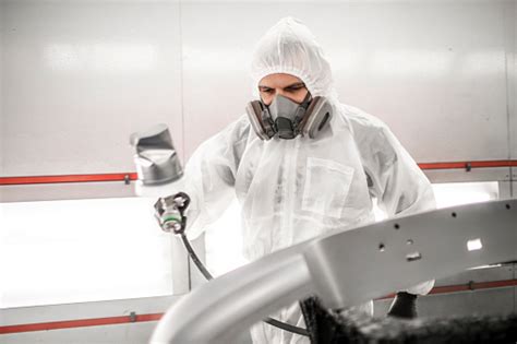 차체가 게의 자동차 도장 부스에 스프레이 건으로 자동차 범퍼에 페인트를 적용 하는 회화 기술자 가스 압축기에 대한 스톡 사진 및