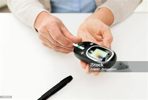 상석 여자 만화 글루코미터는 혈액의 혈당 검사 노인에 대한 스톡 사진 및 기타 이미지 노인 건강 검진 건강 진단 Istock
