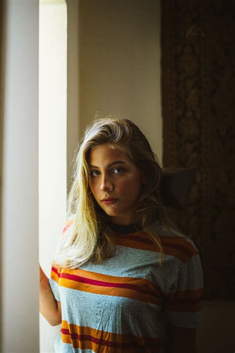 무료 이미지 얼굴 아름다움 노랑 긴 머리 눈 유행 금발 말뿐인 갈색 머리 사진술 햇빛 방 직물 미소 창문 드레스 모델 사진 촬영 초상화