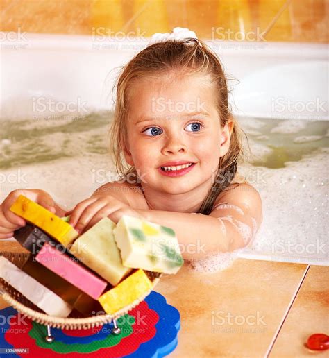 키드 씻기의 있는 욕실이 갖춰져 있습니다 가꿔주기에 대한 스톡 사진 및 기타 이미지 가꿔주기 가정의 방 거품 목욕 Istock