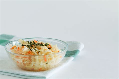 흰색 배경에 유리 접시에 허브와 오렌지 당근과 수제 소금에 절인 양배추 테이블에 직물유리 그릇에 절인 양배추 복사 공간을 복사합니다 채식 음식 0명에 대한 스톡 사진 및