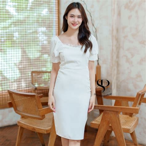 ชุดเดรสออกงานสีขาว ทรงเข้ารูป แขนสั้น เรียบหรูดูแพง สวยดูดี แบบสวยทันสมัย ใส่ออกงาน งานราตรี ไป