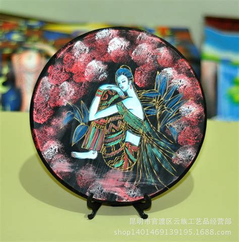 云南民族东巴木雕工艺品挂件 丽江重彩木刻画饰品 木盘装饰画 阿里巴巴