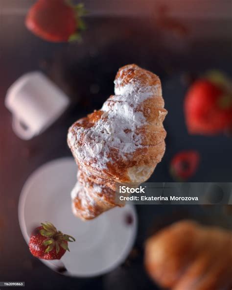 딸기와 다양한 토핑을 곁들인 신선한 수제 크루아상 맨 위 보기 프랑스 빵집 개념입니다 건강한 식생활에 대한 스톡 사진 및 기타 이미지 건강한 식생활 고기 과일