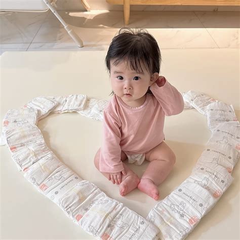 위틀스토어 신생아부터 돌까지 국민 아기체육관과 알차게 노는 법📌 누워서 초점놀이하고 발피아노 치던 시기가 지나 혼자 앉기 시작했다면 양 손으로 직접 가지고 놀아요🙌🏻