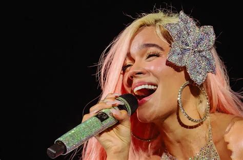 Karol G revela el sexo del bebé de una fanática en su concierto en RD