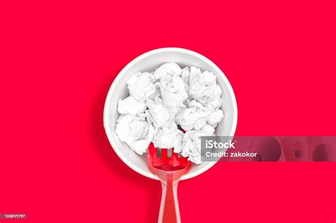 정크 푸드가 아닌 설탕 음료 소다 패스트 푸드 및 건강에 해로운 탄산 음료의 과잉 설탕의 개념 빨간 배경 위에 종이 컵에 구겨진 종이 공 0명에 대한 스톡 사진 및 기타