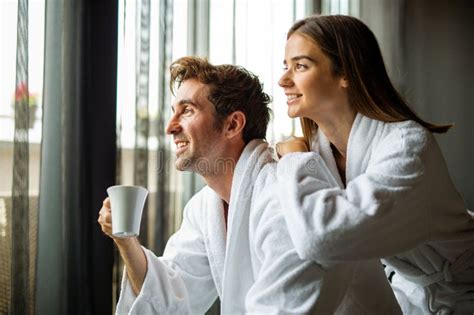 Feliz Pareja Joven Enamorada Disfrutando De Los Tratamientos Del Balneario Foto De Archivo