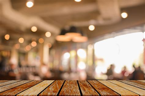 레스토랑 바 배경의 추상적 흐린 인테리어와 현대 나무 카운터 테이블 관점 배경 쇼 홍보 디스플레이 몽타주 개념에 제품을 광고 커피숍에 대한 스톡 사진 및 기타 이미지