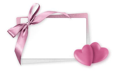 어머니의 날 기프트 카드 분홍색 빛나는 리본 활과 흰색 배경에 고립 된 작은 하트가있는 복사 공간용 흰색 티켓 상단 보기 및
