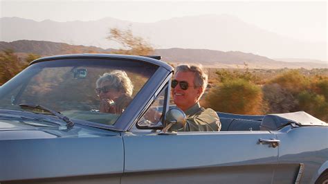 시골 도로를 따라 클래식 컨버터블 자동차로 운전하는 도로 여행에 노인 부부의 측면보기 2명에 대한 스톡 사진 및 기타 이미지