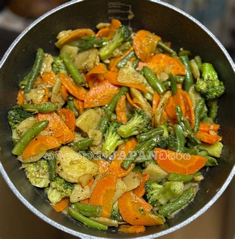 කමලක්කගේ ක පාගත්ත අල ටික බටර් ටිකක් දාල මුලින් බටර්වලින්ම තැම්බෙන්න ඇරලා තැම්බීගෙන එද්දී ඉගුරු