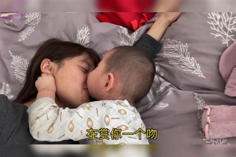 19个月宝宝又亲又摸妈妈，当妈妈问他爱妈妈吗，他的回答出卖了他