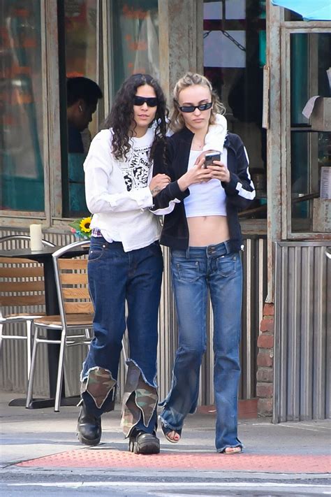 Photo Lily Rose Depp Et Sa Compagne La Rappeuse 070 Shake Font Leurs Courses Chez Whole Foods