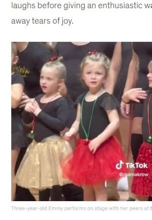 ダンス発表会で家族を見つけた3歳女児 純粋な喜び”の表情に「心がとけそう」の声（米）＜動画あり＞ ニコニコニュース