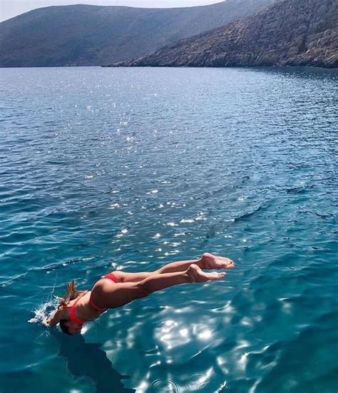 Tan Lines Poses De Plage Bandeau Tops Summer Photoshoot