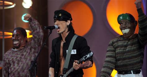 포토엔 노라조 이혁 교복 단추 풀어헤치고 열창