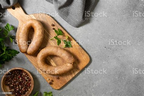 회색 부엌 배경에 나무 보드에 향신료와 파슬리 소시지 텍스트 공간이 있는 상단 보기 고기에 대한 스톡 사진 및 기타 이미지 고기 굽기 닭고기 Istock