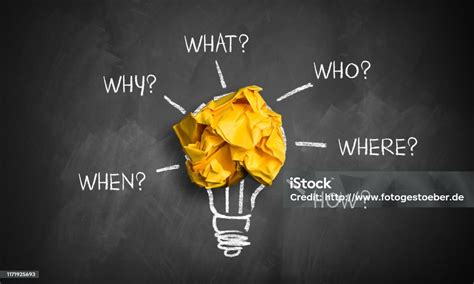 언제 왜 무엇을 누가 어디서 어떻게라는 문구가 적힌 종이가 구겨져 있습니다 시장 조사에 대한 스톡 사진 및 기타 이미지 시장 조사 결정 사색 Istock