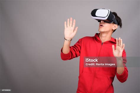 회색 배경 빨간 자 켓을 입고 젊은 페르시아 10 대 소년의 스튜디오 샷 18 19세에 대한 스톡 사진 및 기타 이미지 18 19세 3차원 형태 가냘픈 Istock