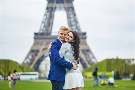 낭만적임 커플입니다 파리 있는 Eiffel Tower 2명에 대한 스톡 사진 및 기타 이미지 2명 가을 가족 Istock